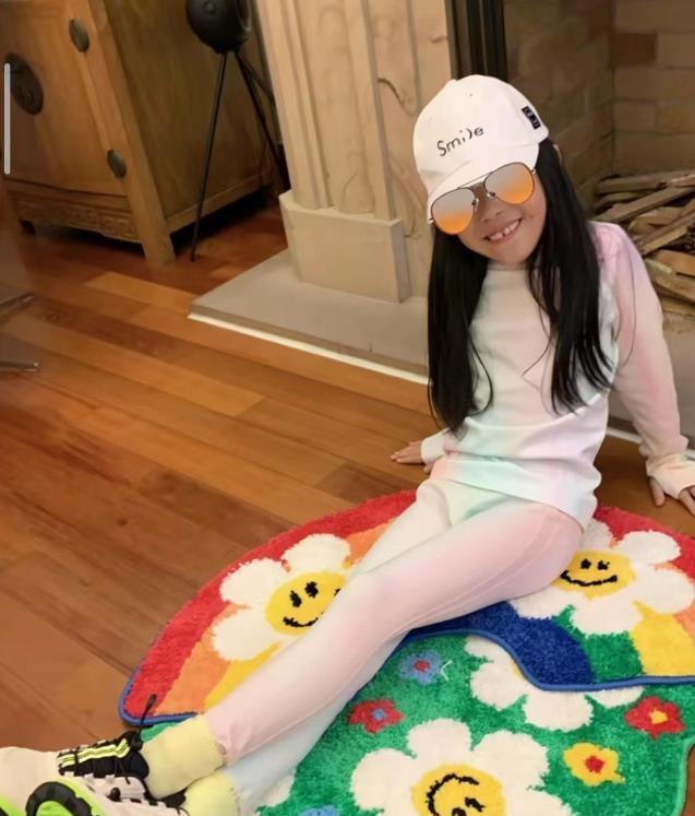 Little Princess Mi Liwu smiles lightly, her youthful beauty is not ...