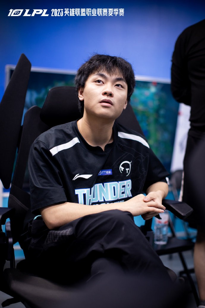 The state of EDG against UP is worrying, Uzi in the bottom lane is facing Doggo in the line, and ...