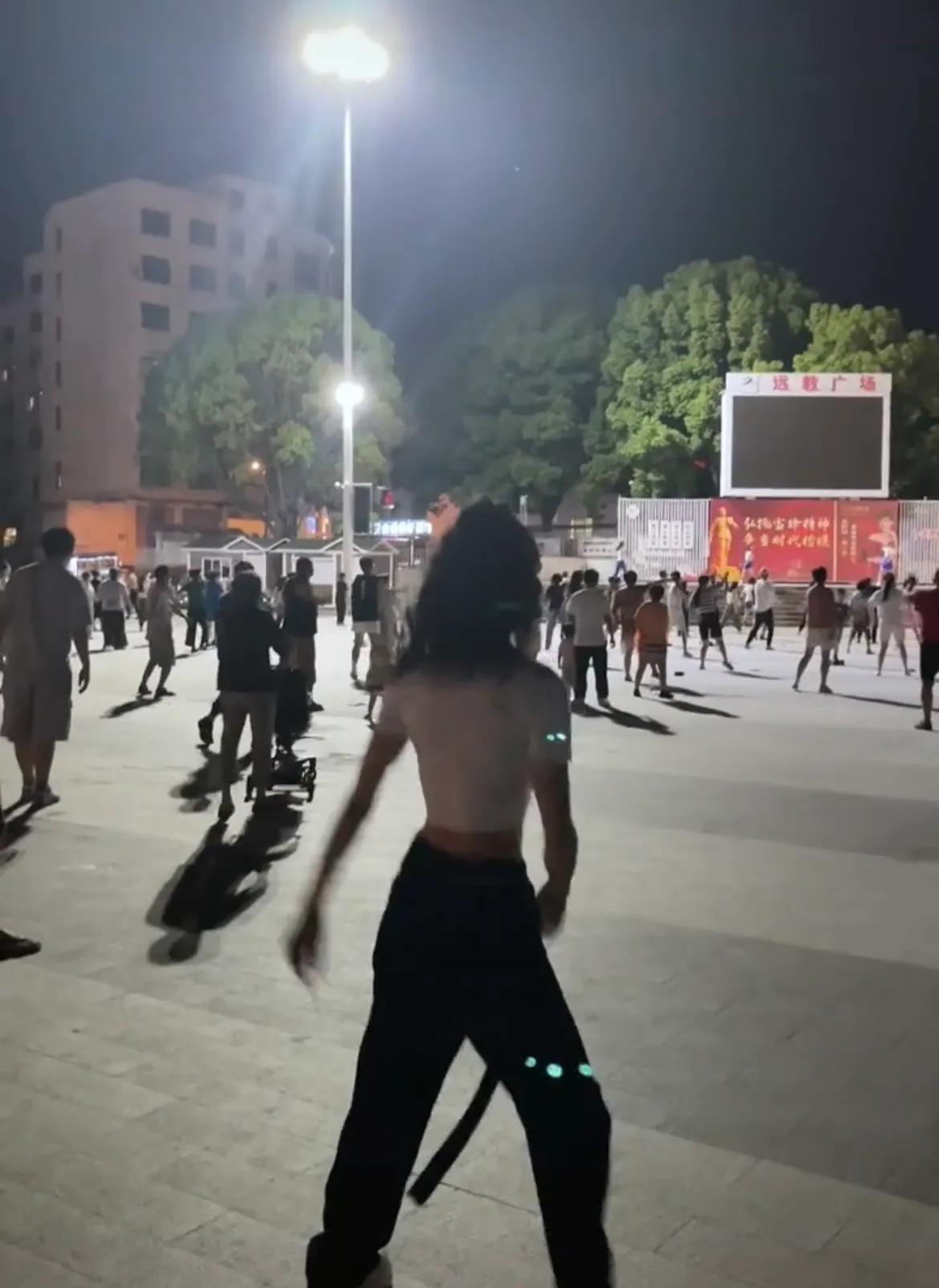 57-year-old Li Ruotong danced in the square to show off her abdominal ...