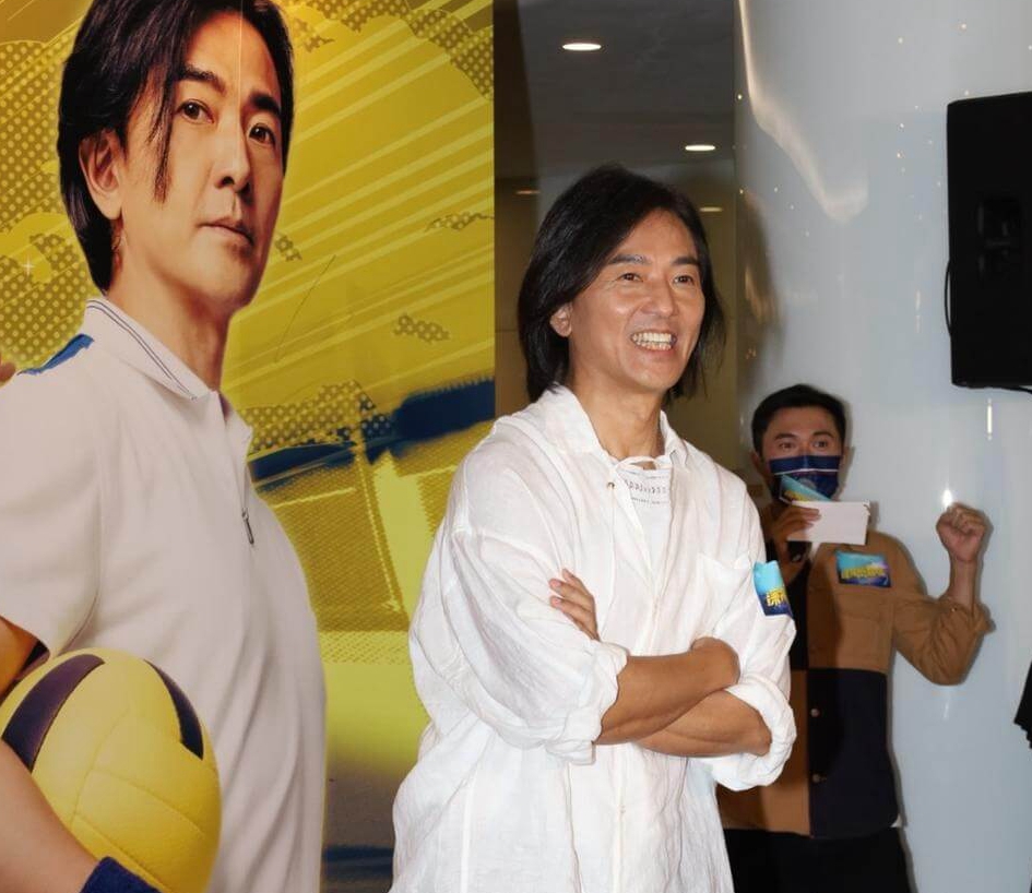 Ekin Cheng visits his elderly mother and pushes the wheelchair ...