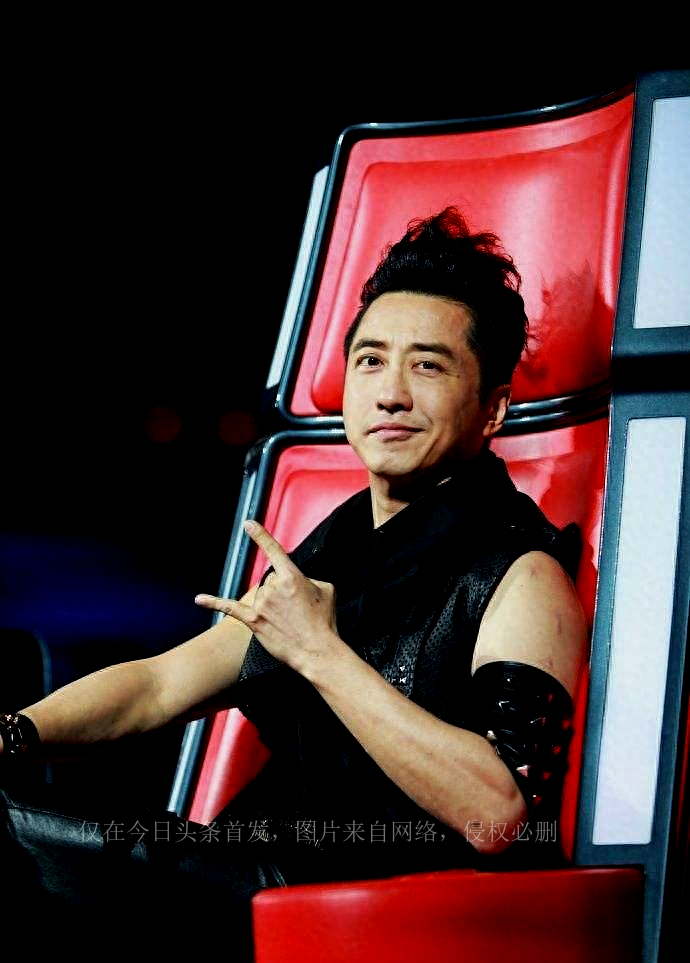 The 61-year-old Yu Chengqing's second-married wife is currently dressed ...