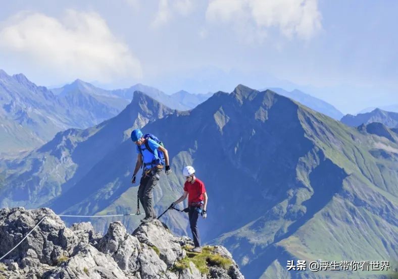 Let's go, let's go outside together, facing the wind, chasing the light ...