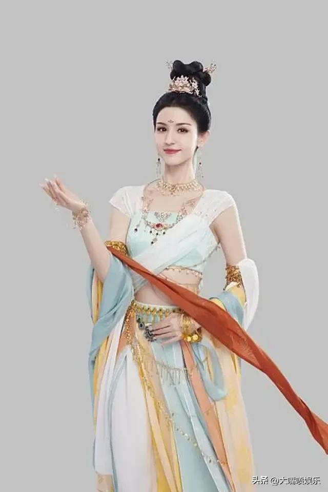Hanikezi's Dunhuang style was exposed, and she wore a long dress full ...