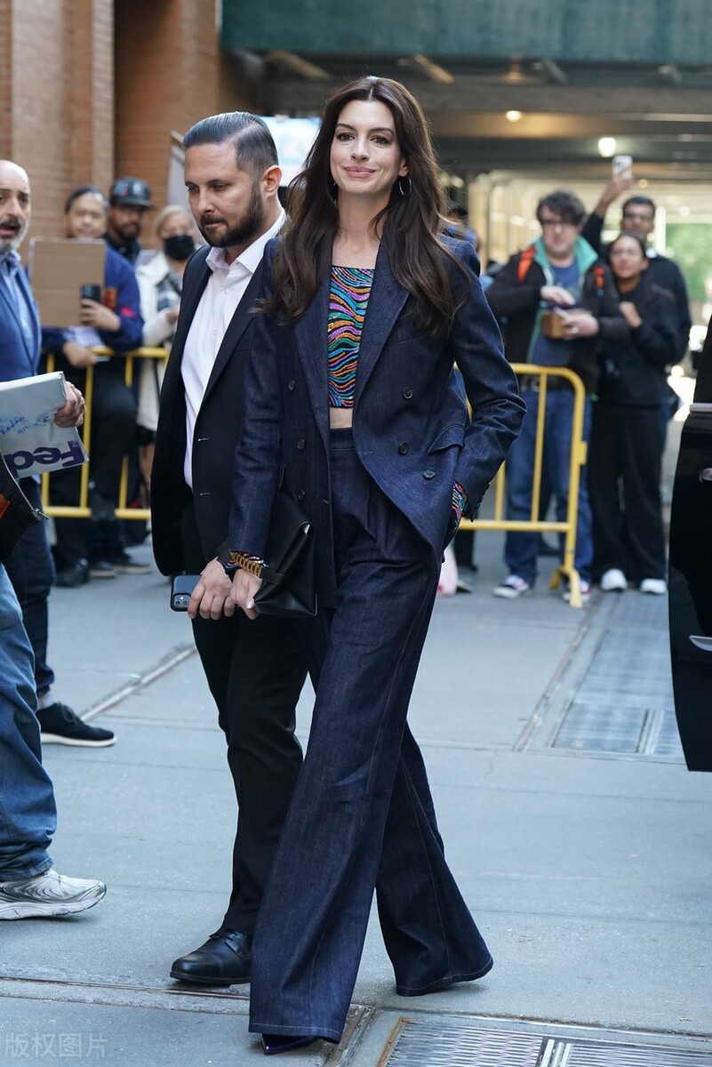 Changing four sets of clothes a day, 40-year-old Anne Hathaway still ...