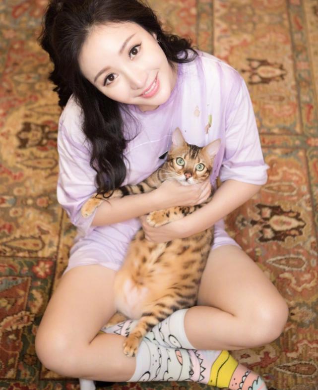 "Meow Meow" pink dress, the cutest Liu Yan goddess, netizen: really ...