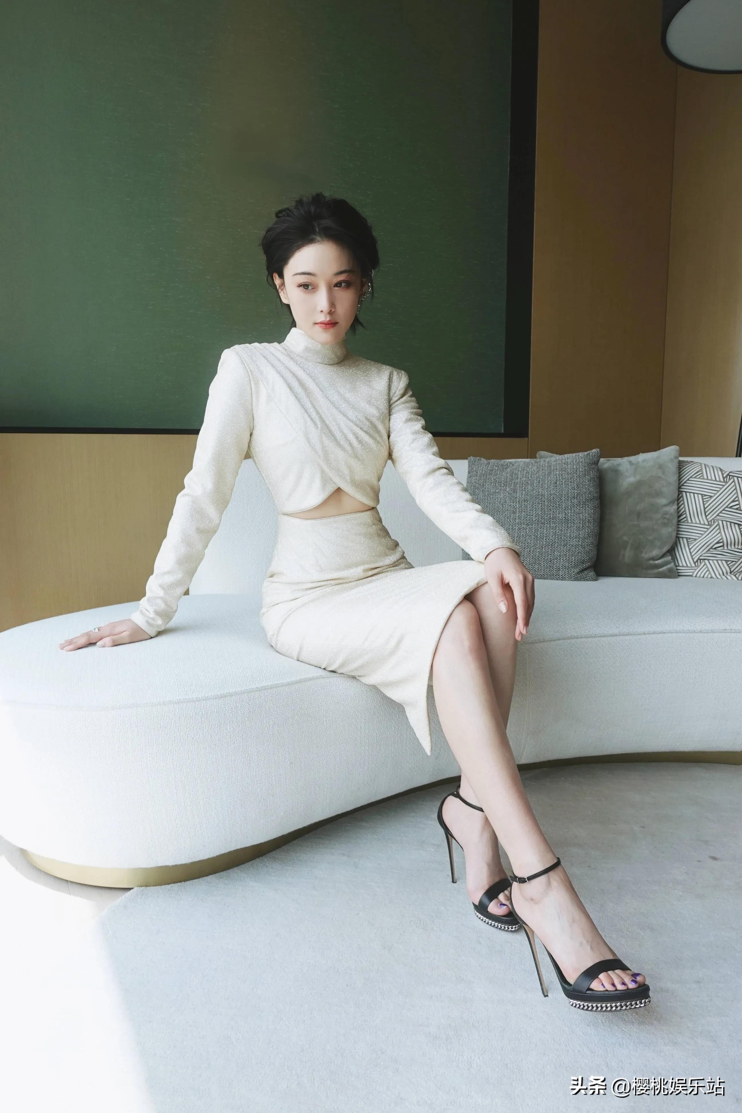 Zhang Xinyu's stunning beautiful pictures, strong aura and slim body after marrying - iNEWS
