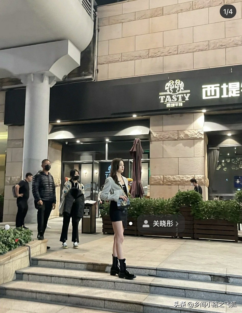 Netizens ran into Guan Xiaotong in Shenzhen filming with real tall ...