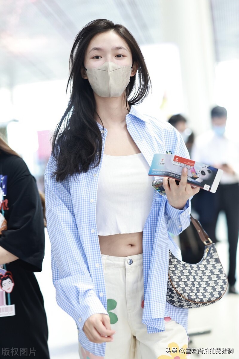 Lin Yun's navel-baring outfit with flower-patterned wide-leg pants is ...