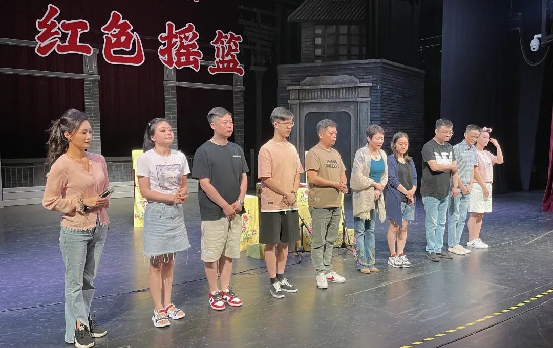 Lu Jiaqi, a storyteller holding a pipa and a three-stringed string, is unforgettable on the ...