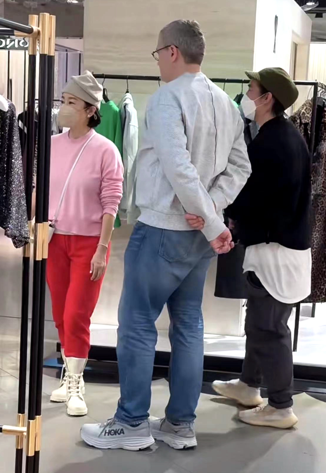 68-year-old Brigitte Lin went shopping without makeup, and her close ...