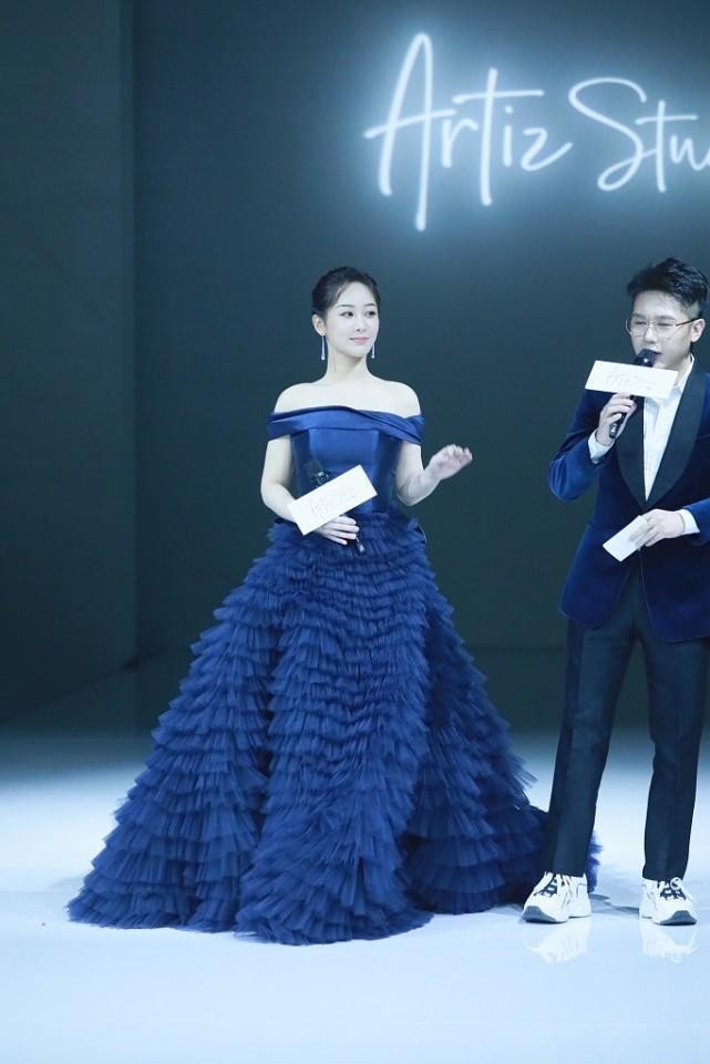 Yang Zizhen becomes more confident as she grows up, wearing the clothes ...