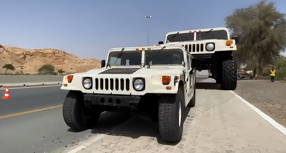 Local tyrant builds a two-story Hummer, his toy car is 3 times bigger ...