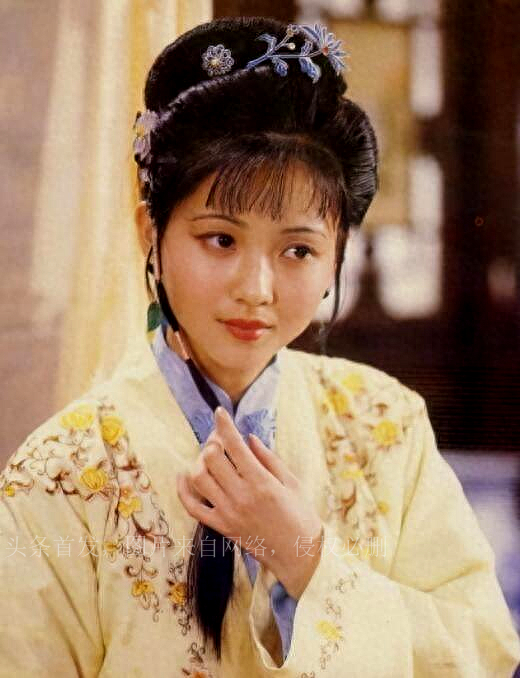 17 actresses with a background in opera, all with hooks in their eyes ...