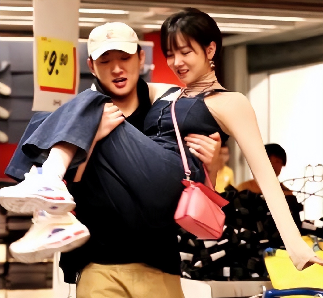 Emotional stability!Yu Xiaotong and his girlfriend went shopping in a couple's outfit, the new ...