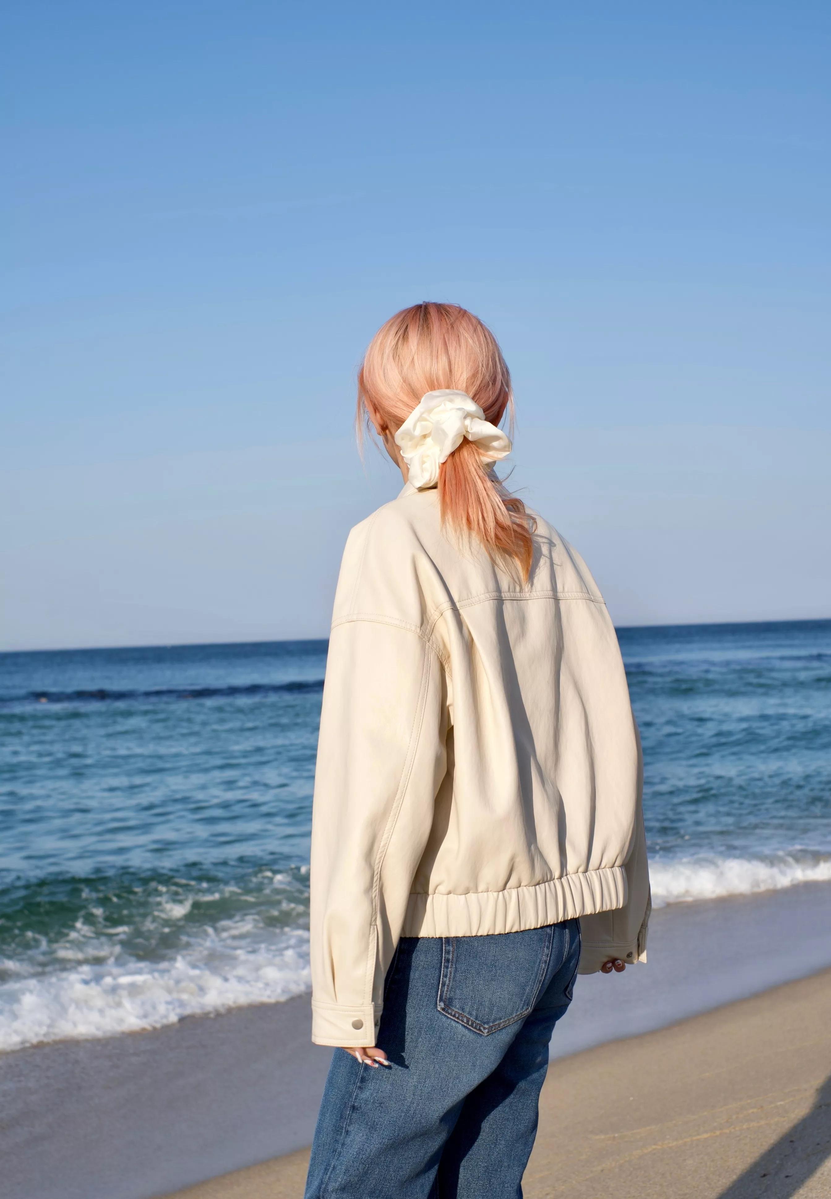 Song Yuqi's look at the beach - iNEWS