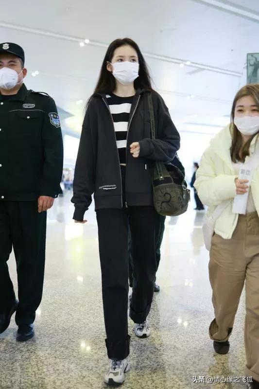 Sun Yihan appeared at the Shanghai Airport, her long hair and shawls ...