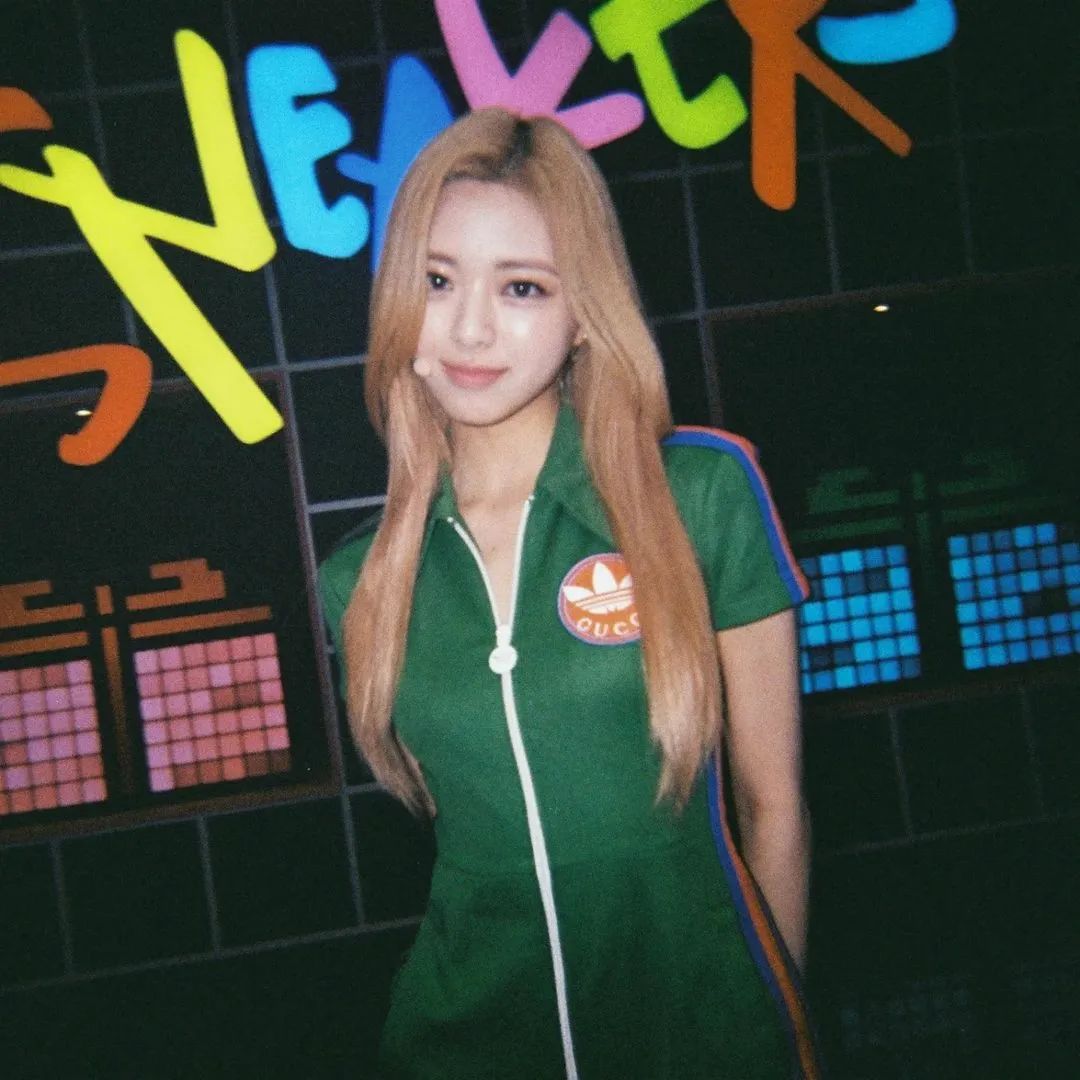 Cute and charming!Shin Yoona, the goddess of the red carpet with an ...