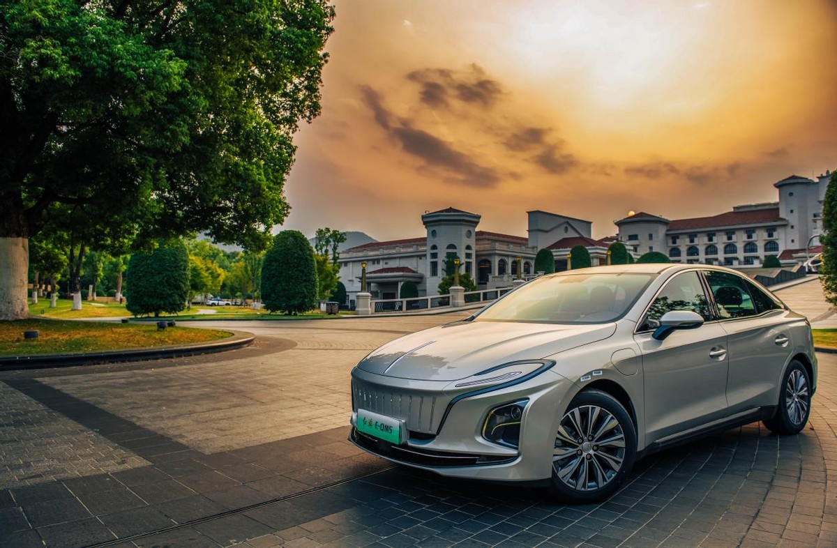 Endurance 605km, Hongqi E-QM5 PLUS launched in the west area - iNEWS