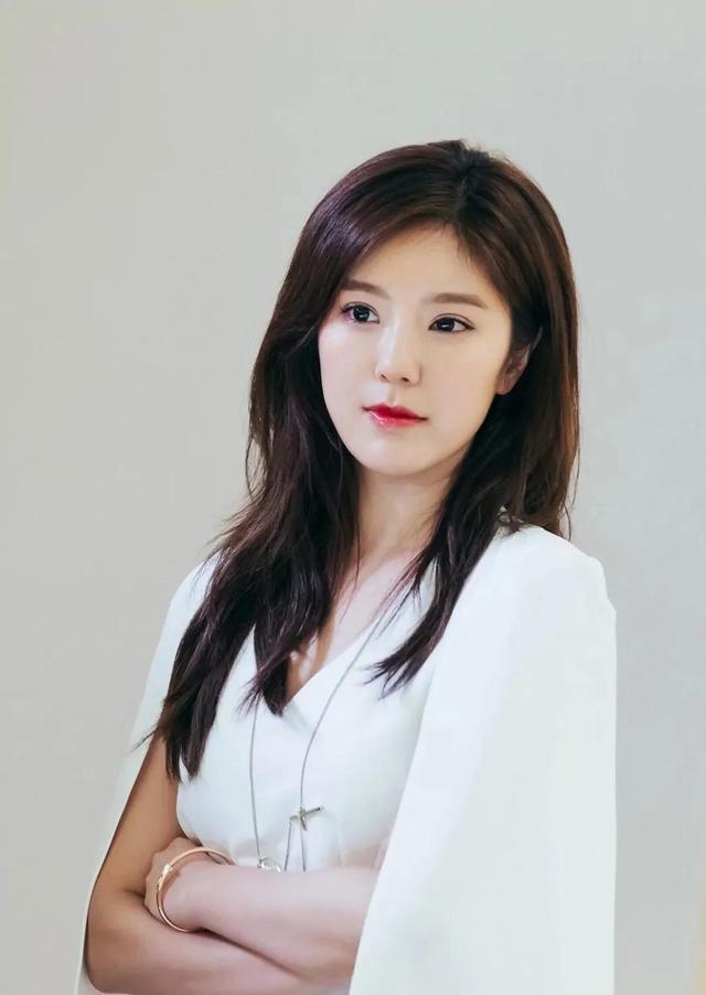 Zhao Yihuan posted a set of photos, his body is well managed, but there ...