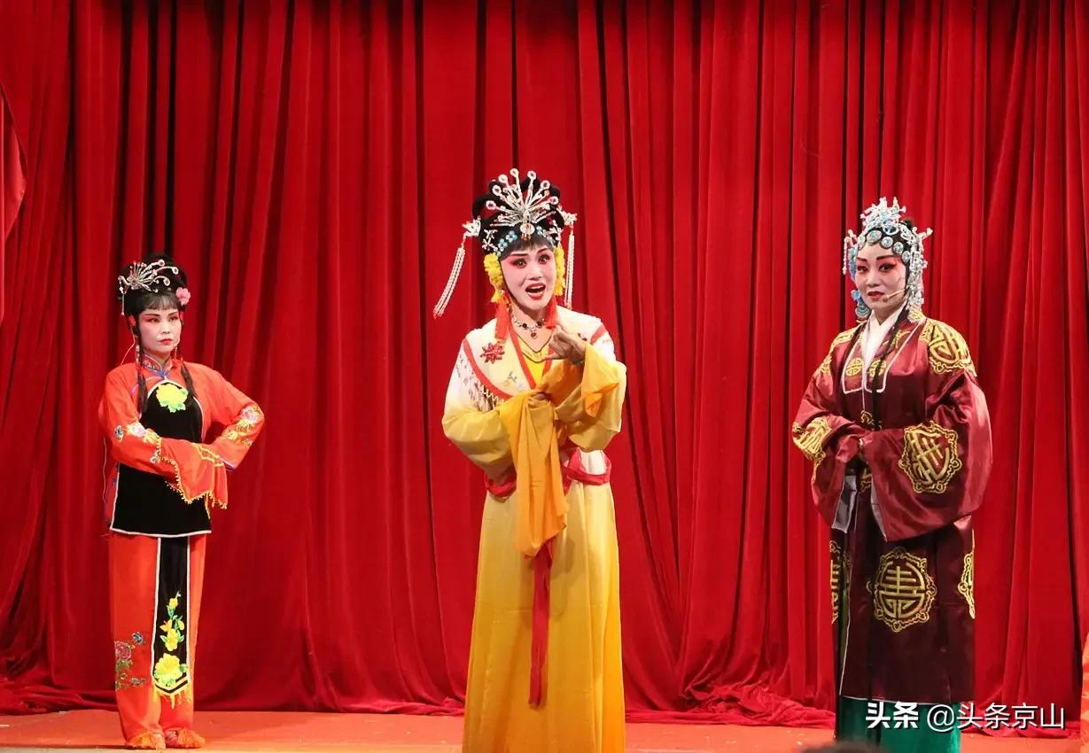 The head of Tianmian Huagu Opera Troupe, Shen Shan, learned his singing ...