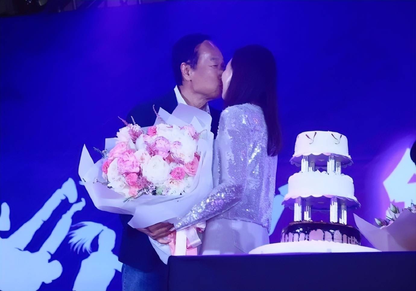 Terry Gou and his wife "show sweet affection", Zeng Xinying dealt with it awkwardly, and ...