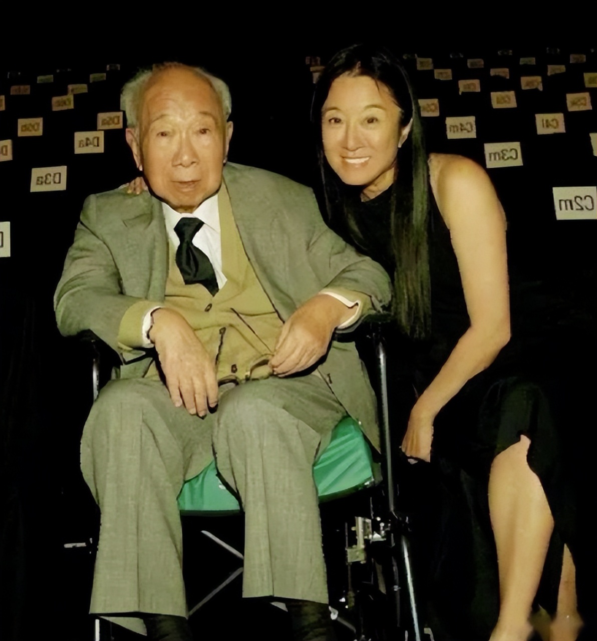 74-year-old Wang Weiwei: worth 4 billion, her boyfriend is 20 years old - iNEWS