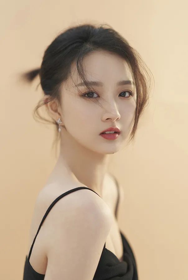 Liao Yinyue's beautiful photo shows off her fair-skinned shoulders!Snow ...