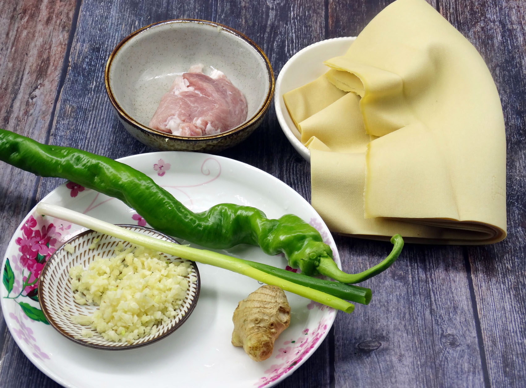 To make dry tofu with hot peppers, keep in mind "one boil, two garlic ...
