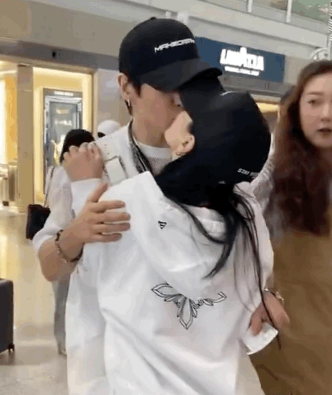 Sprinkle sugar like crazy! Christy Chung and Zhang Lunshuo kiss goodbye ...