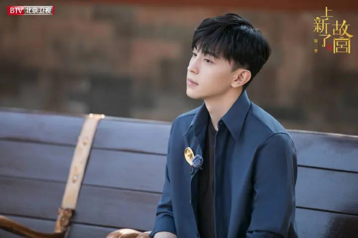 Beautiful young man in the Forbidden City - Deng Lun Wallpaper - iNEWS