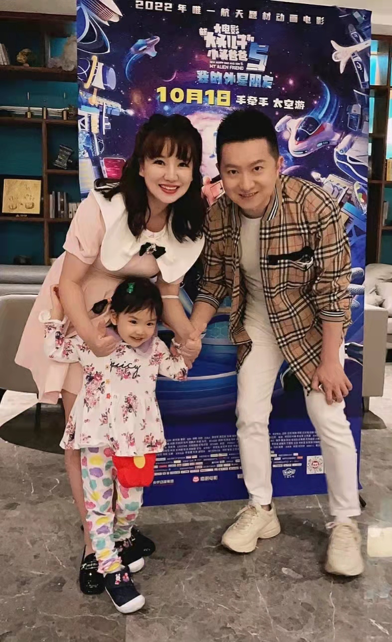 CCTV Hong Guoguo and his wife watch the movie with their baby. They ...