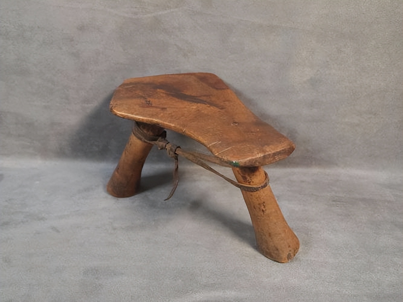 The most commonly used furniture is chairs, so did ancient people often ...