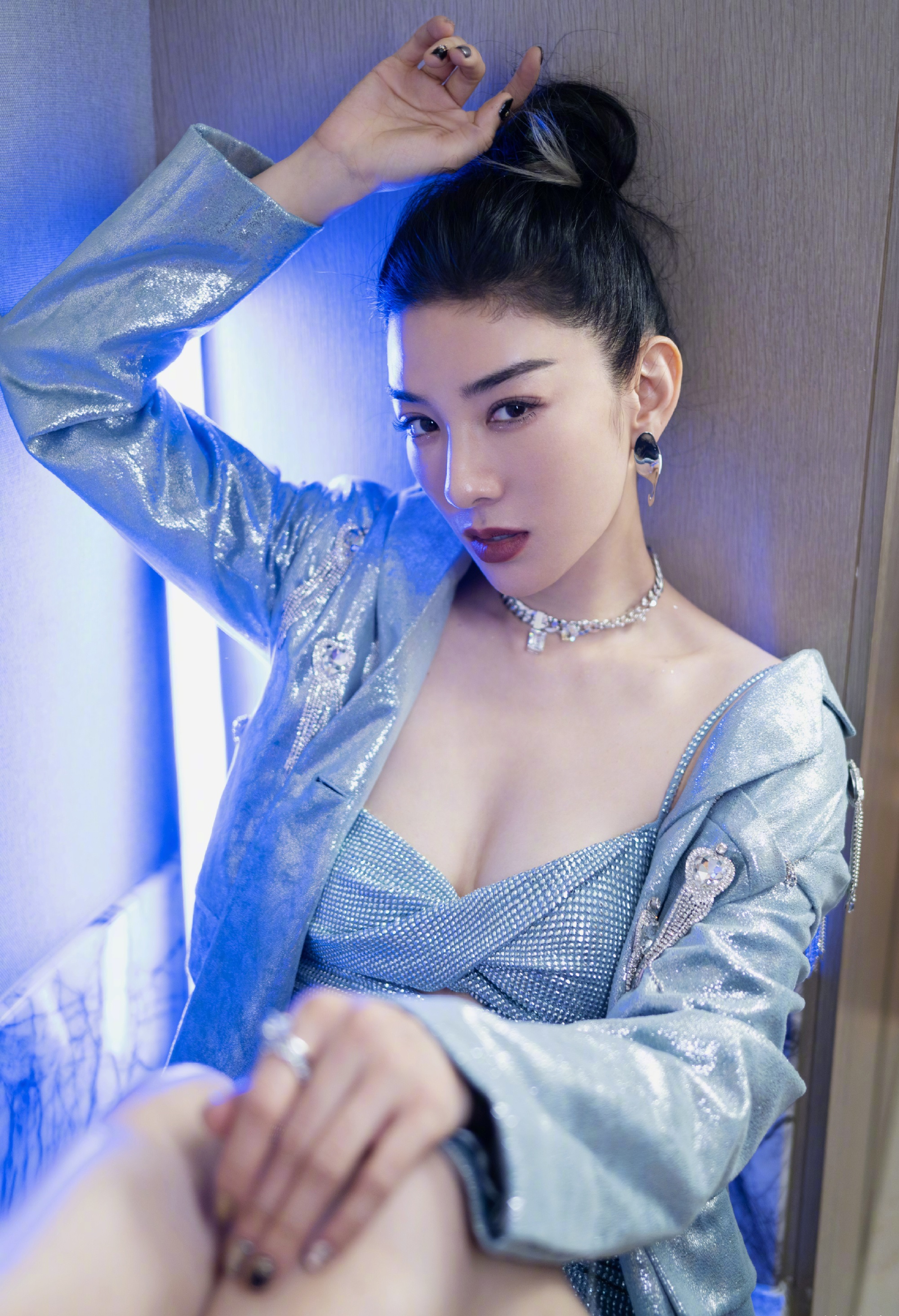 Celebrity photo: Huang Yi blue and silver low-cut skirt with hips and sexy photos, beautiful ...