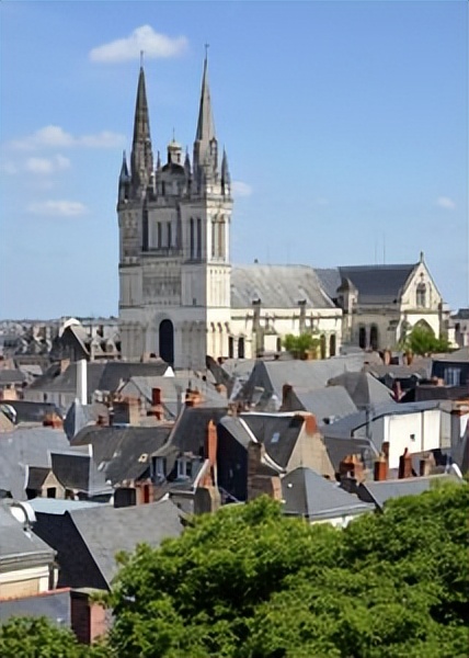 Angers, a French city tour: castles and food, a city suitable for ...
