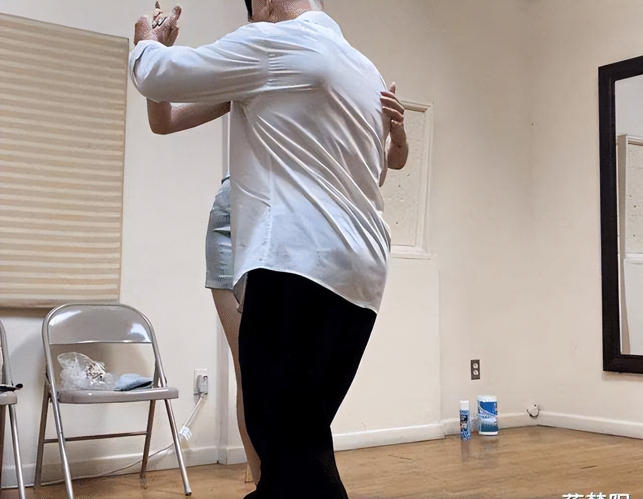 A beautiful woman dances with a 65-year-old foreigner in "cool clothes ...