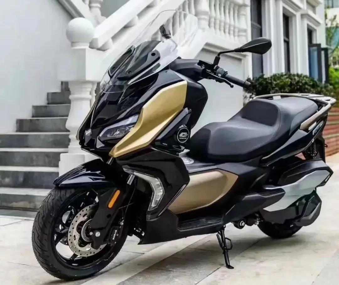 The production version of QJMOTOR350 scooter has been exposed, with good appearance and ...