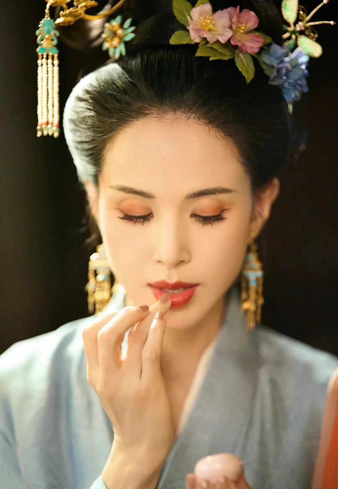 I was amazed by Li Ruotong!The 56-year-old Hanfu style still "hangs ...