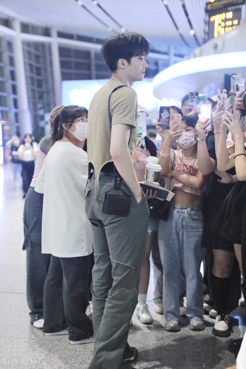 Yan Yu, a handsome boy, is besieged by fans. The pants of the male god ...