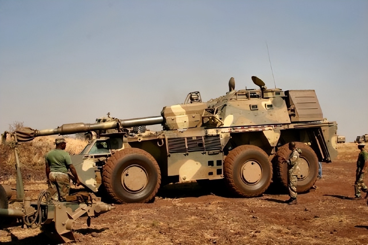 A wheeled self-propelled artillery with a height of one person-South ...