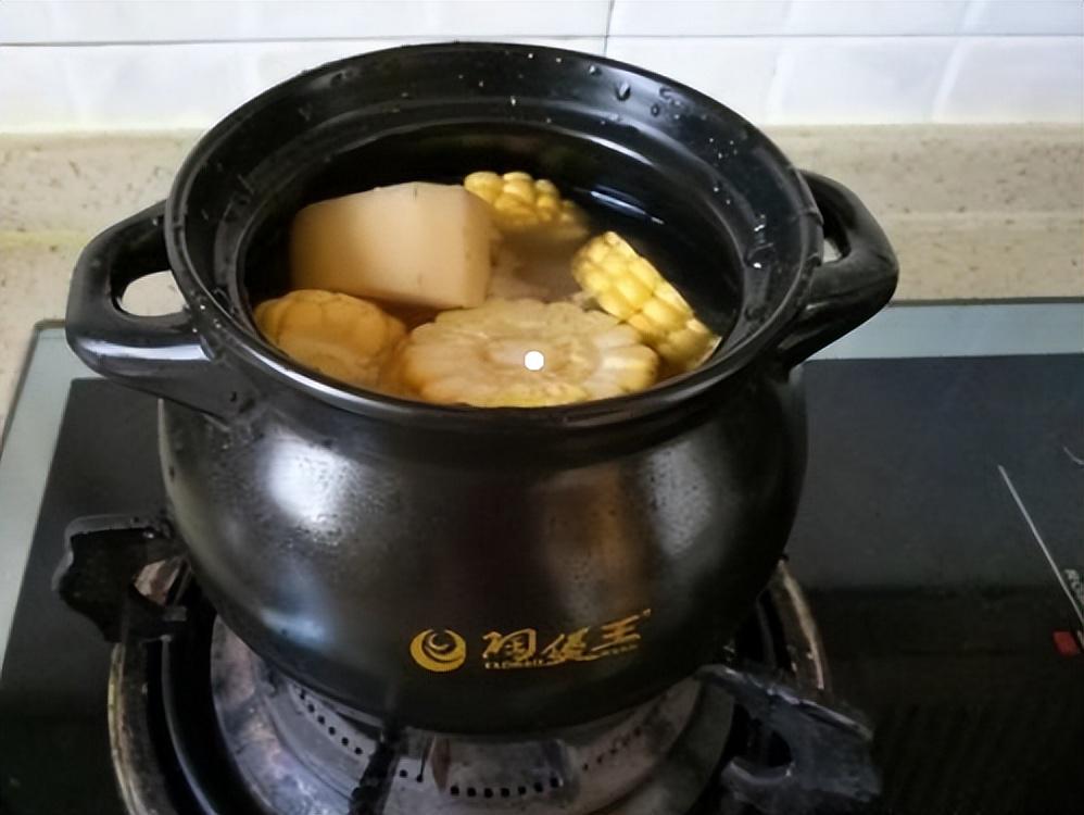 The casserole is used for the first time, remember to open the pot ...