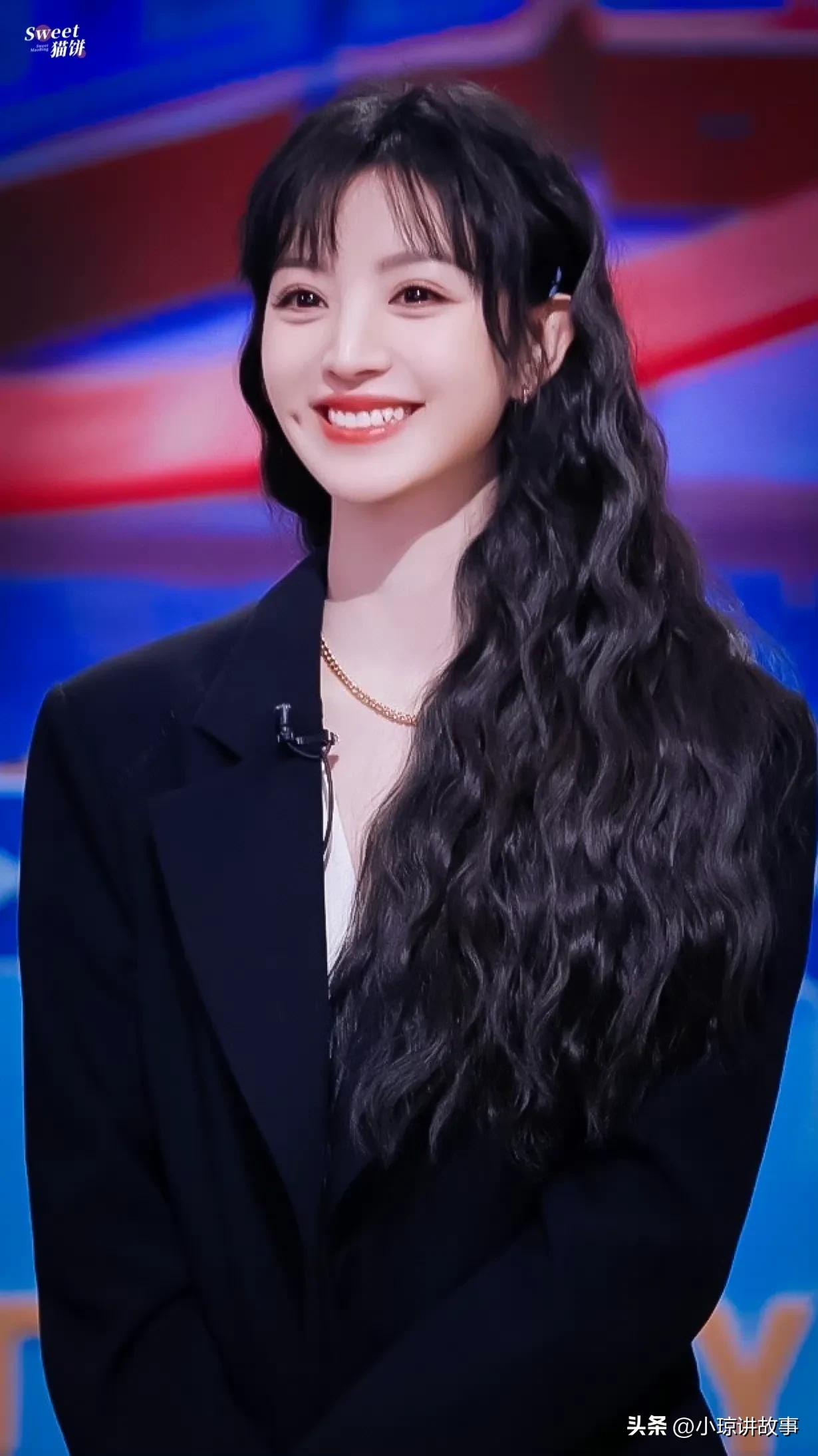 Tian Xiwei curly hairstyle, the girl next door! - iNEWS