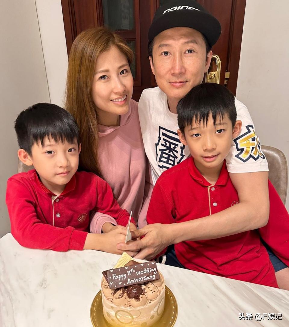 Hong Tianming and Zhou Jiawei took their sons to the seaside for ...