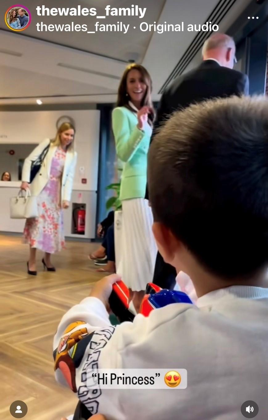 Hearing that the little fans shouted sweetly: "Hi! Princess", Princess ...