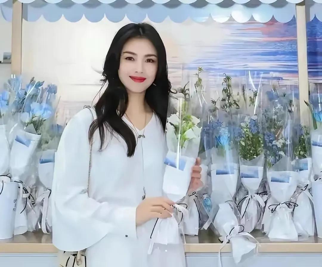 The 44-year-old Liu Tao is on the hot search list, with a peerless ...