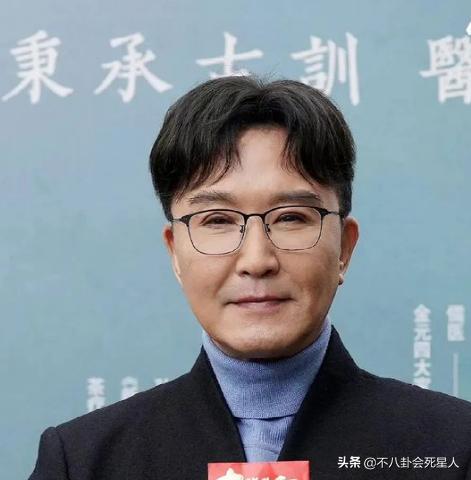 60-year-old Wu Gang's face is swollen and stiff, his wife has a sharp ...