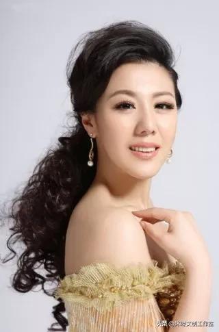 A literary and artistic worker with beautiful crowns, sweet songs, and ...