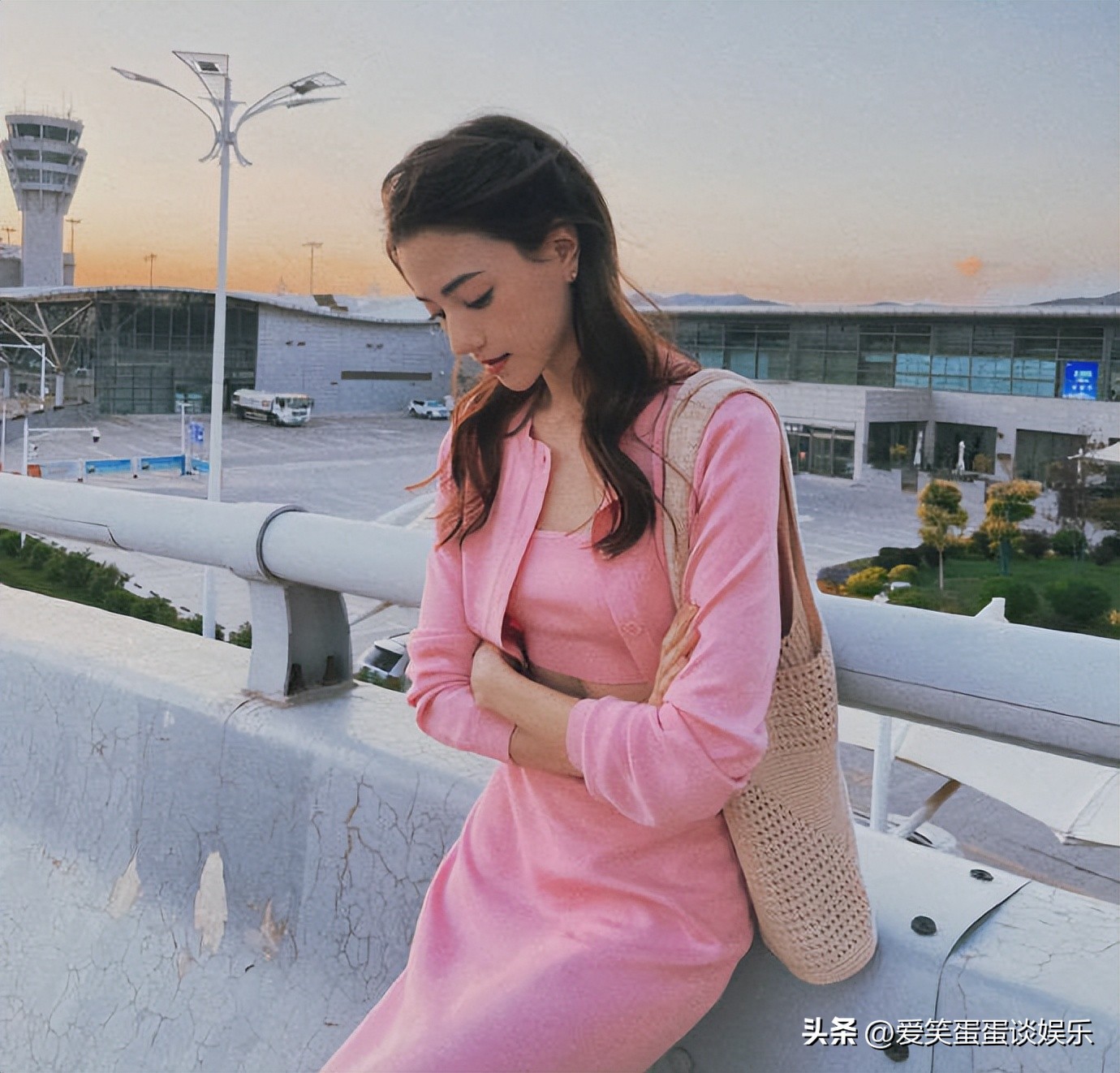 "Daji" Naran, a Chinese-Russian mixed-race film, wears a pink suit and ...