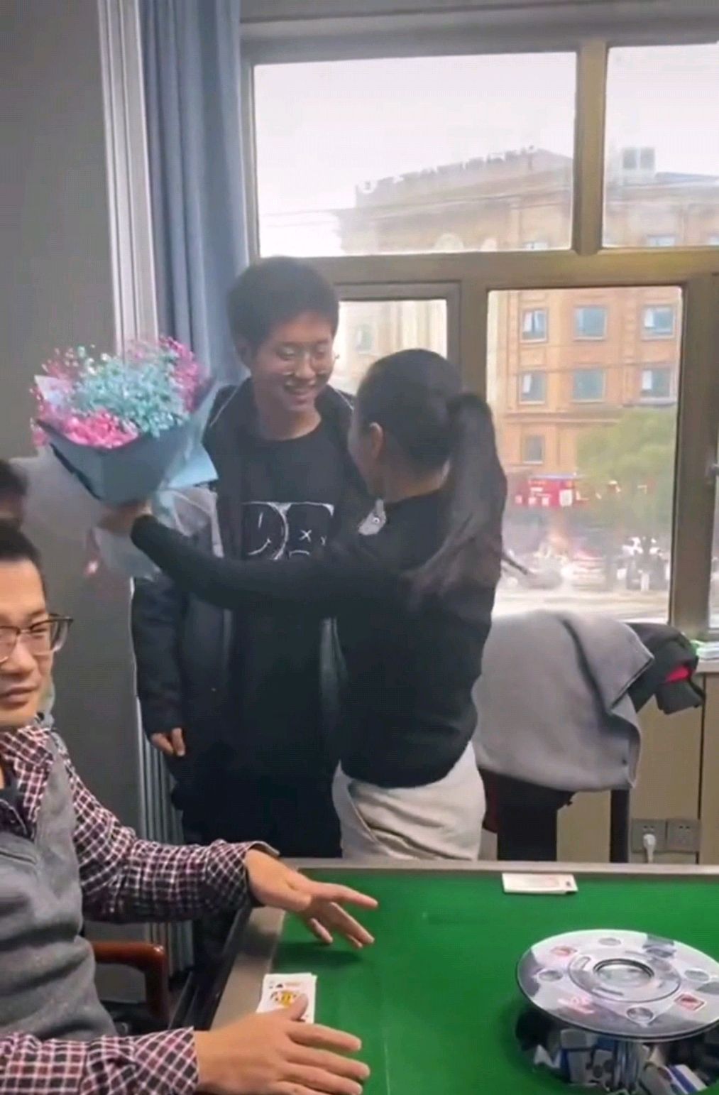 The picture of our Sun Zhuo and Wen Le sending flowers to mother is ...