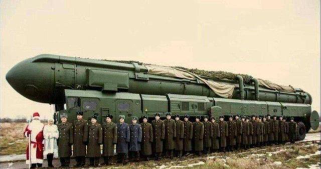 An intercontinental missile with a range of 10,000 kilometers exploded ...