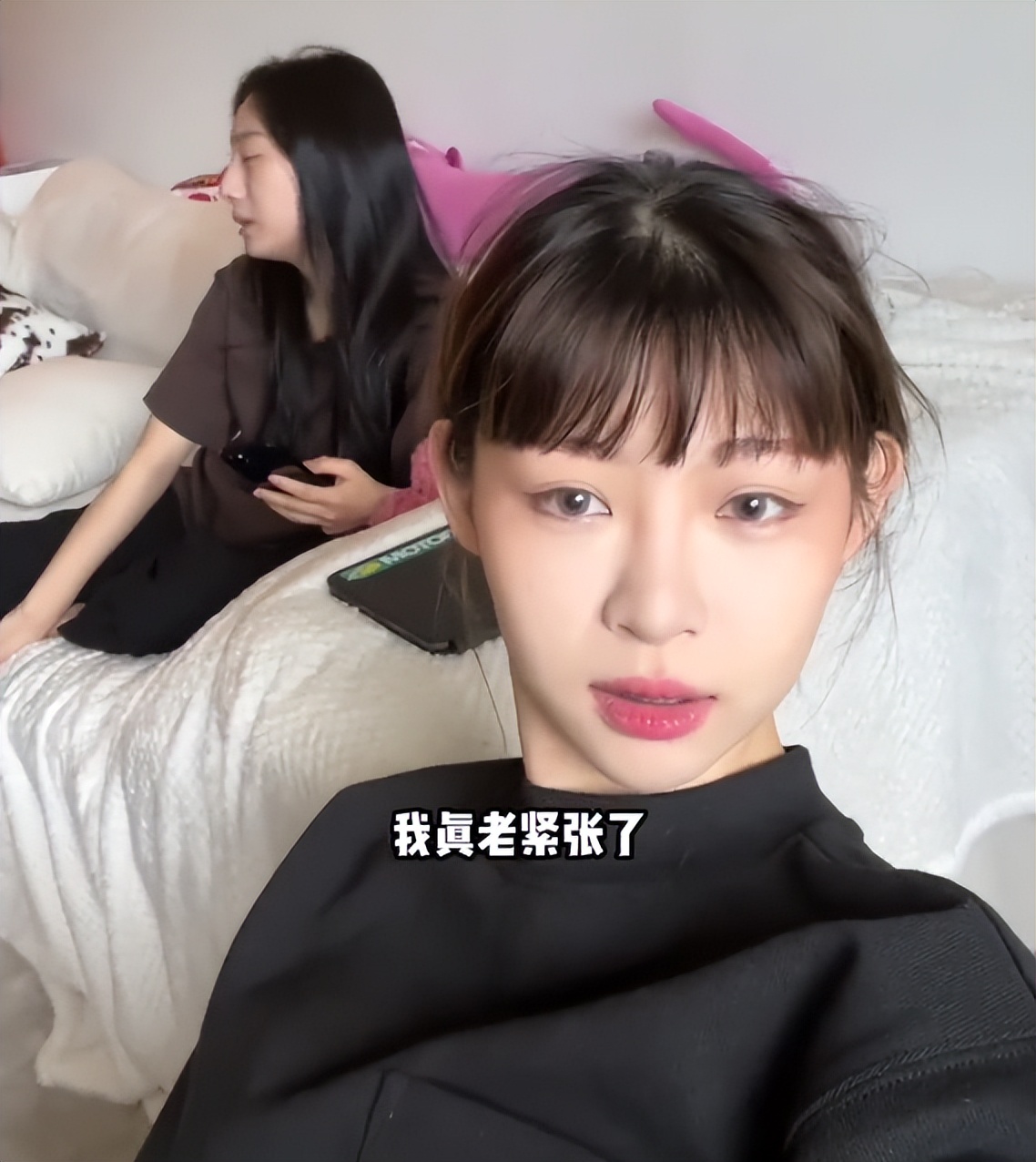 The Internet celebrity ruffian wears a "navel-baring outfit" to show ...